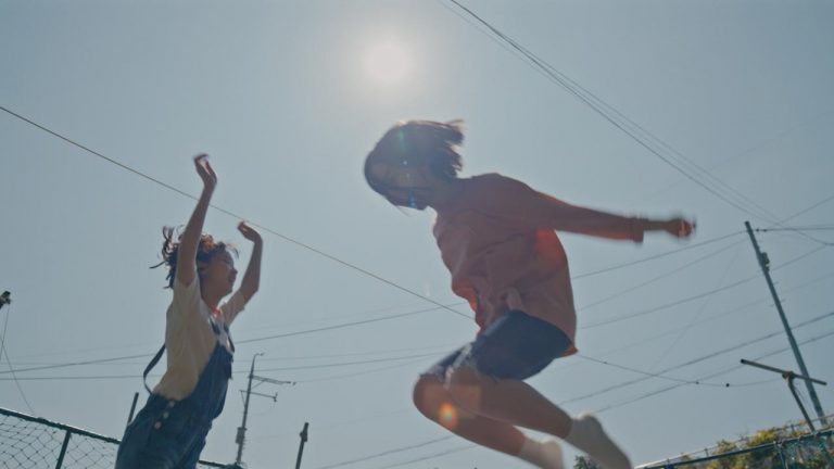Review: "House of Hummingbird" Paints A Bleak Coming-of-Age | Cinema ...